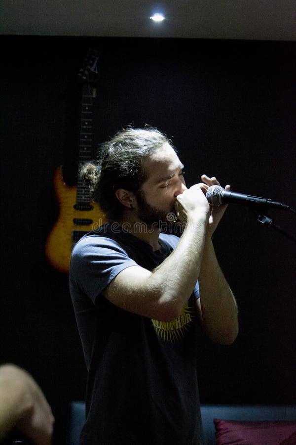 Lead singer editorial image. Image of singing, band, musician - 70600350