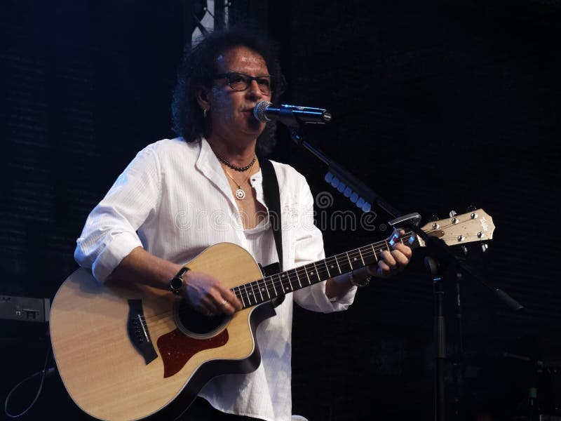 Lead-Vocals - Mike Craft editorial stock image. Image of culture - 25471694