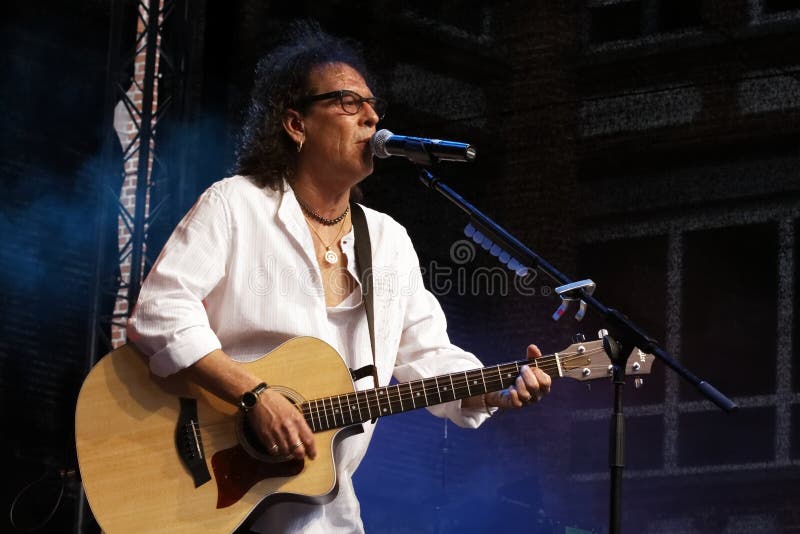 Lead-Vocals - Mike Craft editorial stock image. Image of culture - 25471694