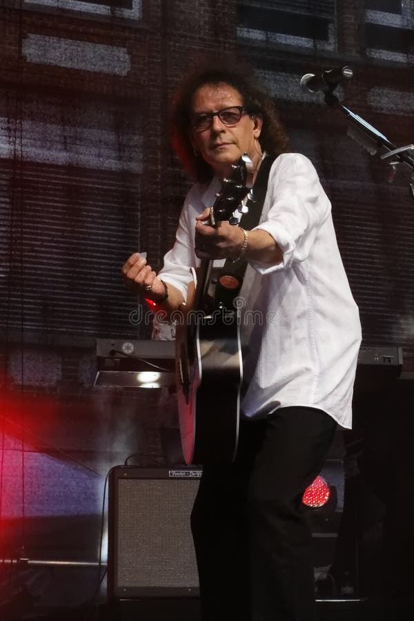 Lead-Vocals - Mike Craft editorial photography. Image of mike - 25471507