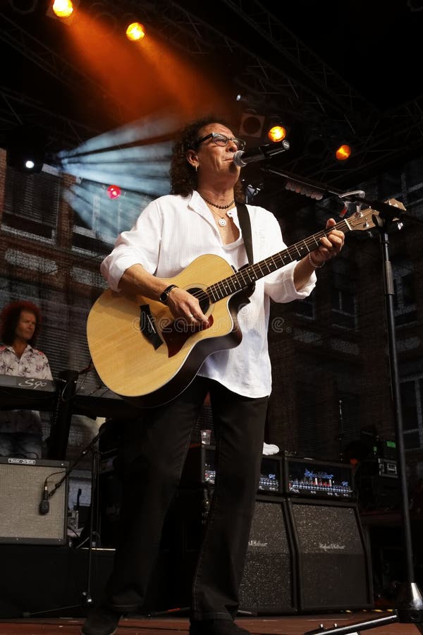 Lead-Vocals - Mike Craft editorial stock image. Image of culture - 25471694