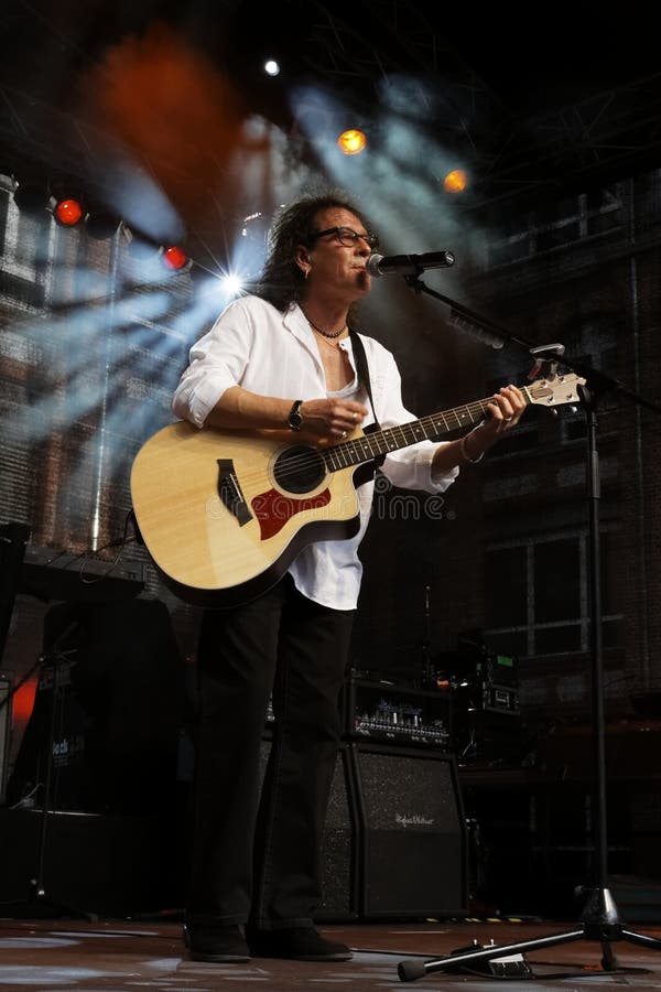 Lead-Vocals - Mike Craft editorial stock image. Image of culture - 25471694