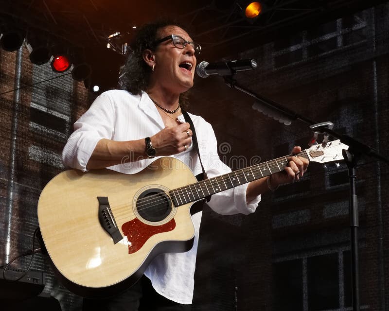 Lead-Vocals - Mike Craft editorial stock image. Image of culture - 25471694