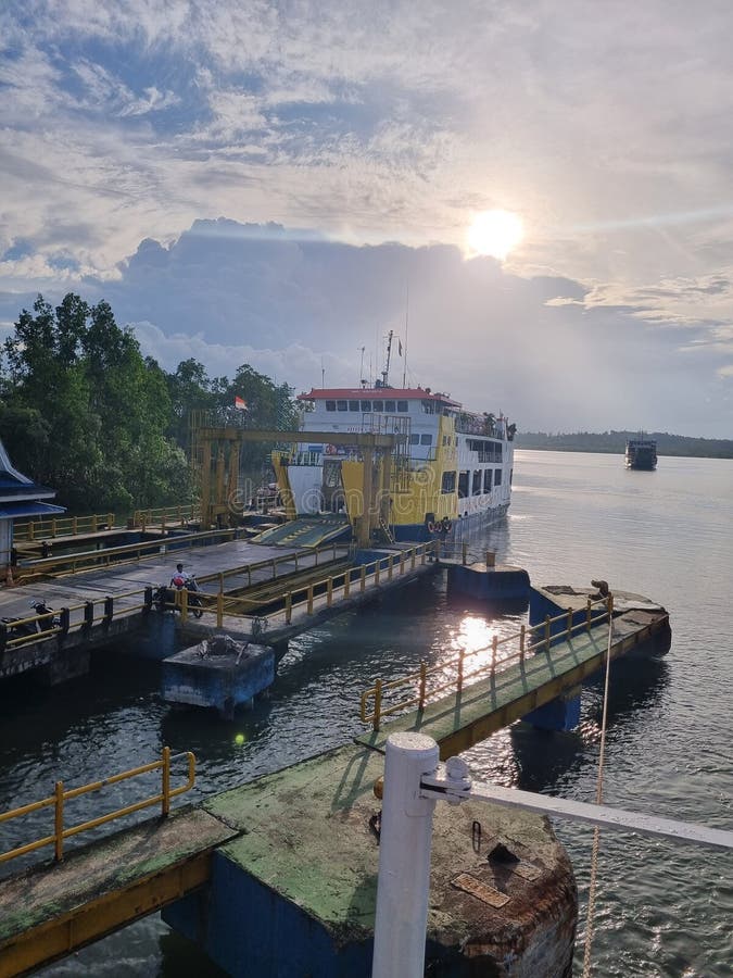 Leaning ship editorial image. Image of leaning, dock - 266065385