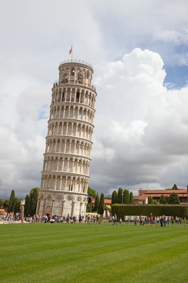 Leaning tower of Pisa editorial photo. Image of light - 230566271