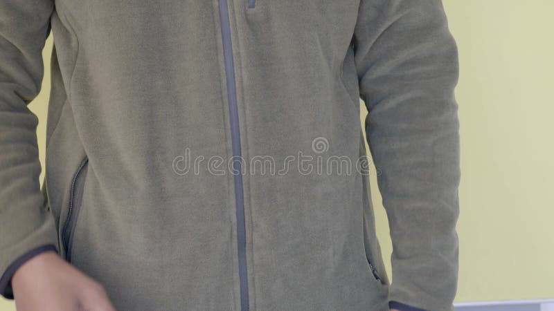 Learn the Best Technique for Fastening a Jacket Quickly and Easily ...