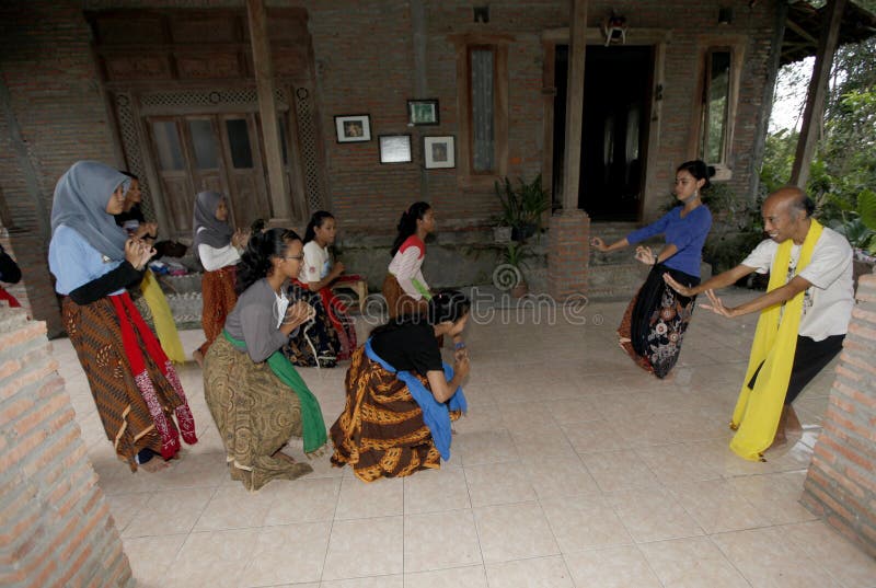 Learn Javanese dance editorial stock image. Image of culture - 40275904