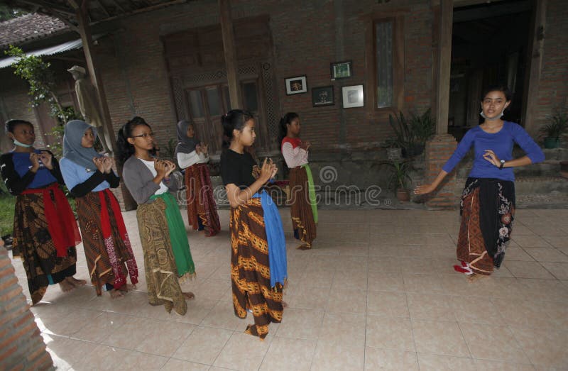 Learn Javanese dance editorial photography. Image of sukoharjo - 40275912