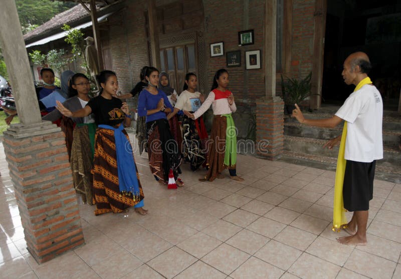 Learn Javanese dance editorial stock image. Image of solo - 40275914