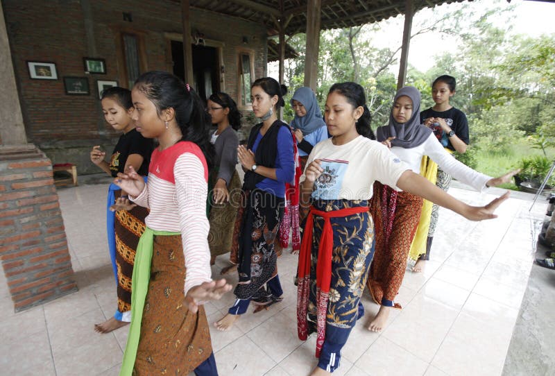 Learn Javanese dance editorial image. Image of class - 40275925