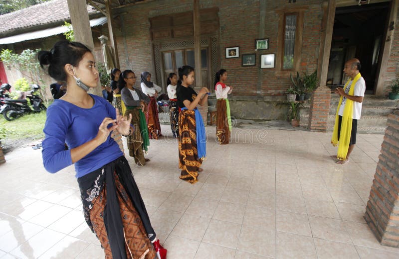Learn Javanese dance editorial stock photo. Image of sukoharjo - 40275928