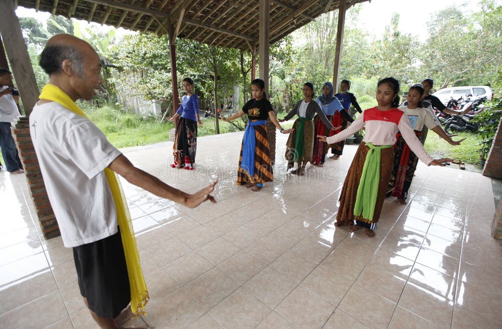 Learn Javanese dance editorial stock image. Image of learn - 40275929
