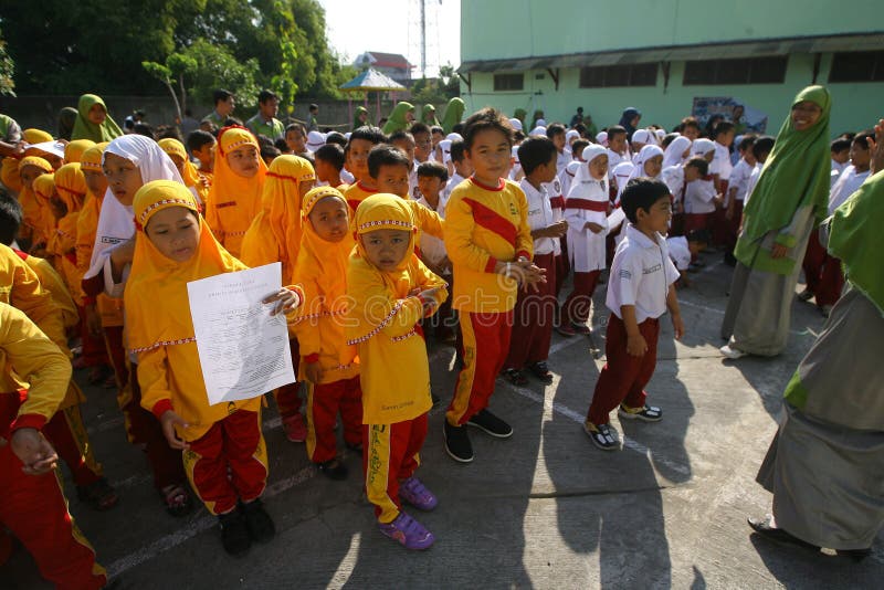 Learning outside classroom editorial photography. Image of elementary ...