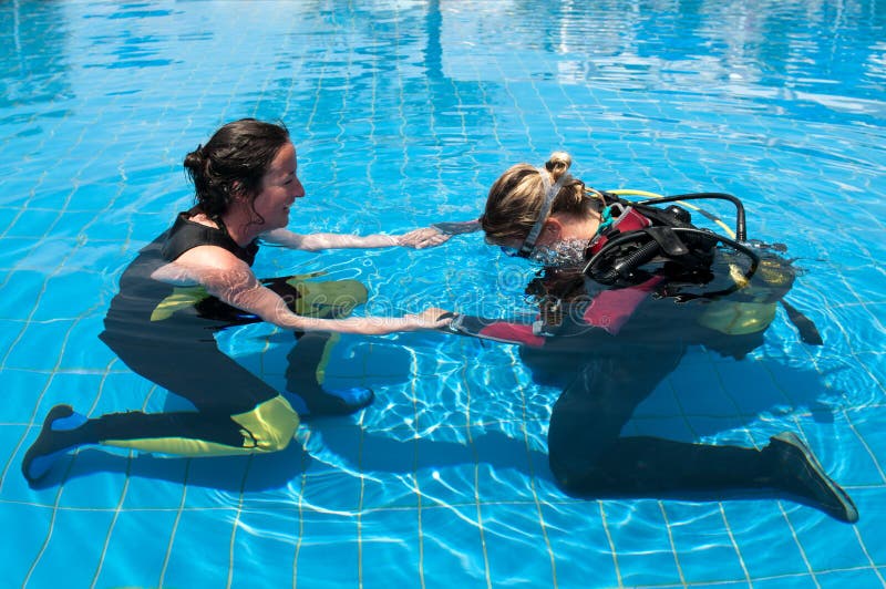 Learning to scuba dive stock image. Image of learning - 21303783