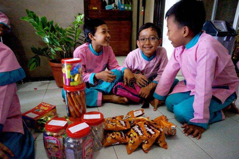 Learning to trade editorial photography. Image of indonesia - 63547907