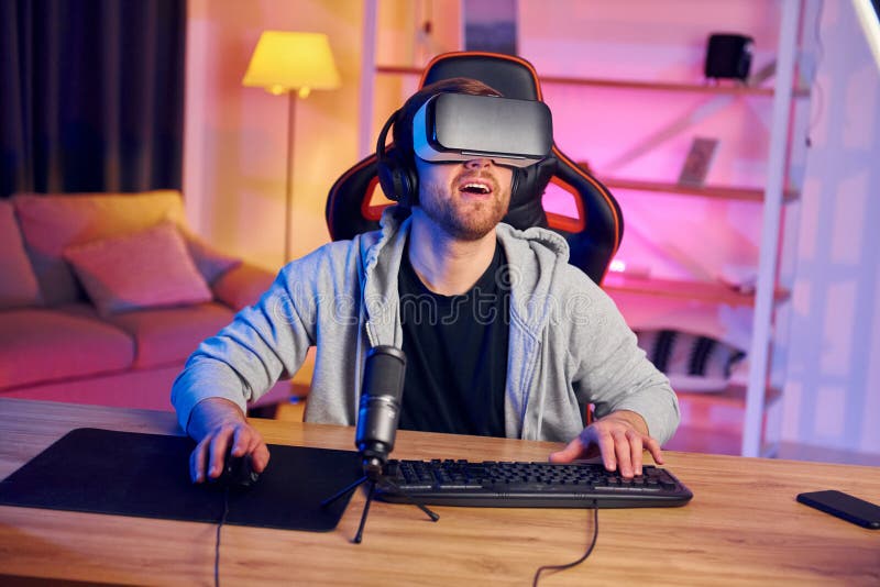 Learning the Virtual Experience Process. Portrait of Gamer in VR ...