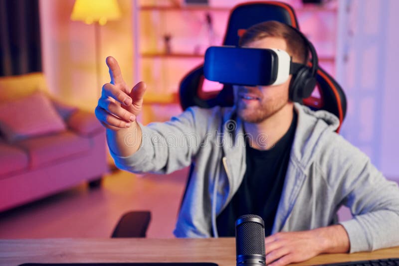 Learning the Virtual Experience Process. Portrait of Gamer in VR ...