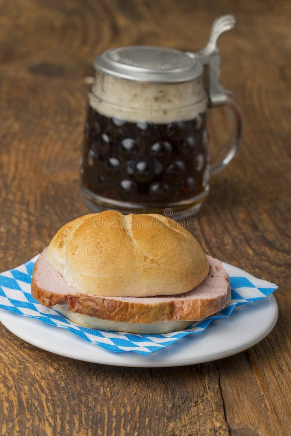 Leberkaessemmel foto de archivo. Imagen de fondo, sabroso - 121350042