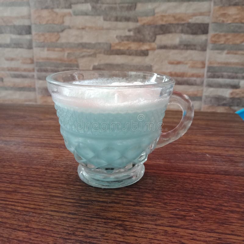 Leche azul foto de archivo. Imagen de taza, indonesia - 311919052