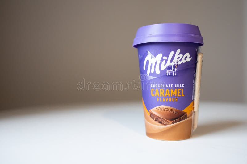 Leche De Chocolate Milka Con Sabor a Caramelo Foto editorial - Imagen ...