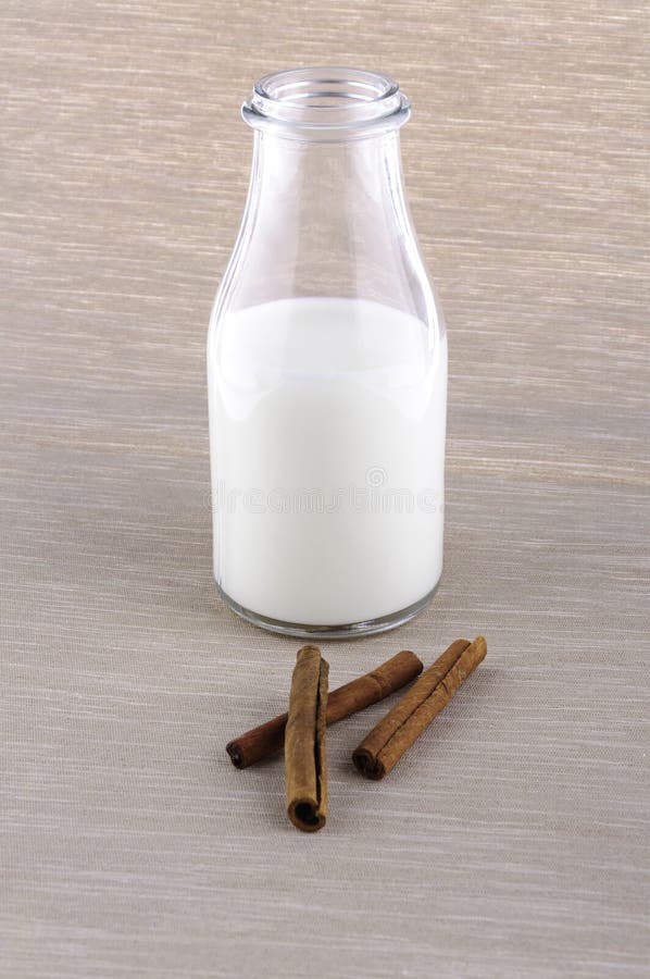 Leche en una botella foto de archivo. Imagen de bebida - 53679536