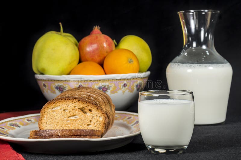 Leche, Pan Y Frutas Desayuno Imagen de archivo - Imagen de manzana ...