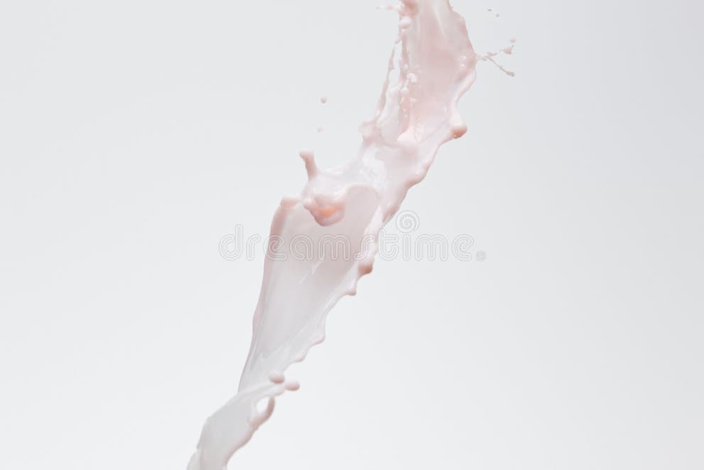 Leche Rosa Fresca Salpicada Con Gotas Foto de archivo - Imagen de ...