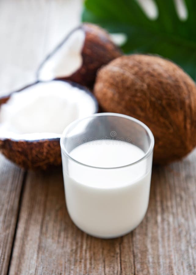 Leche y coco foto de archivo. Imagen de hoja, ingrediente - 146162798