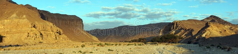 Lecho de un río seco ancho foto de archivo. Imagen de erosionado - 48979200