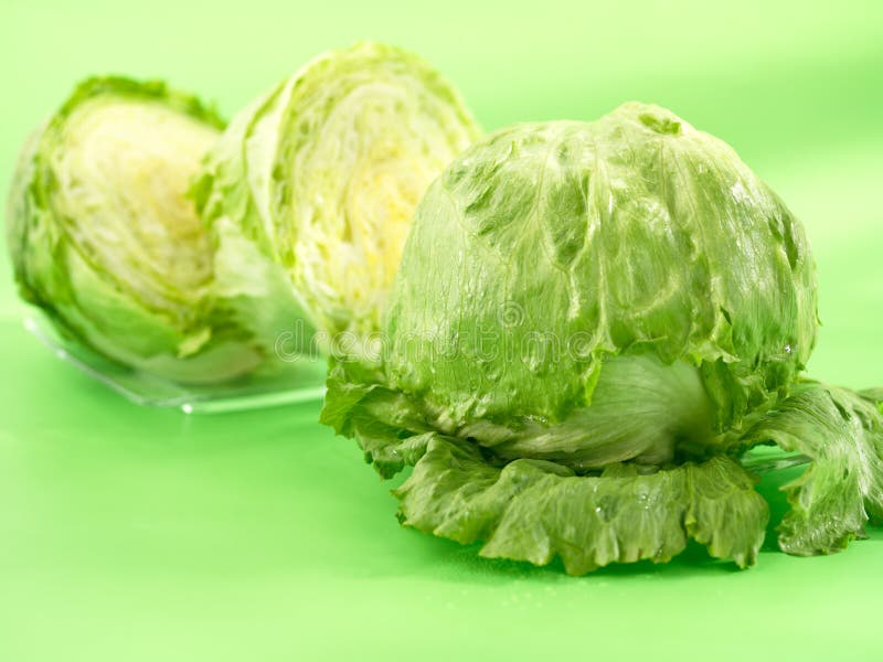Lechugas De Iceberg Frescas Foto de archivo - Imagen de sano, vitamina ...