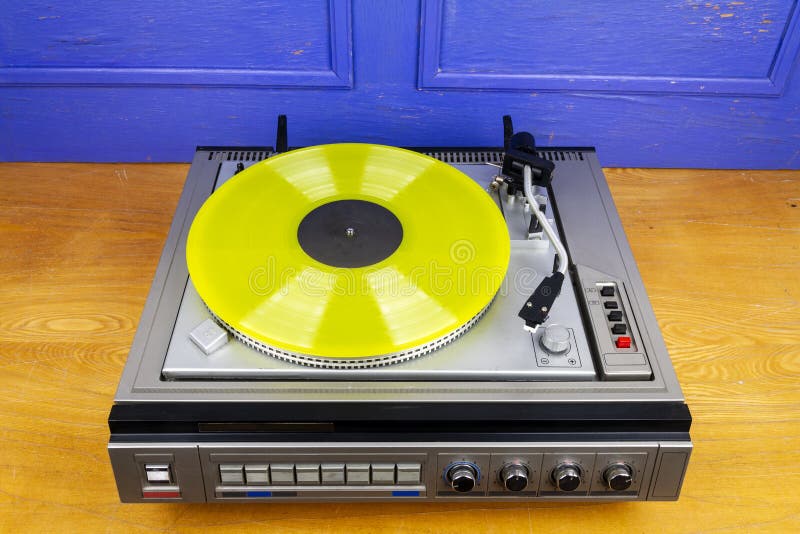 Lecteur Vinyle Vintage Platine Avec Vinyle Jaune Photo stock - Image du ...