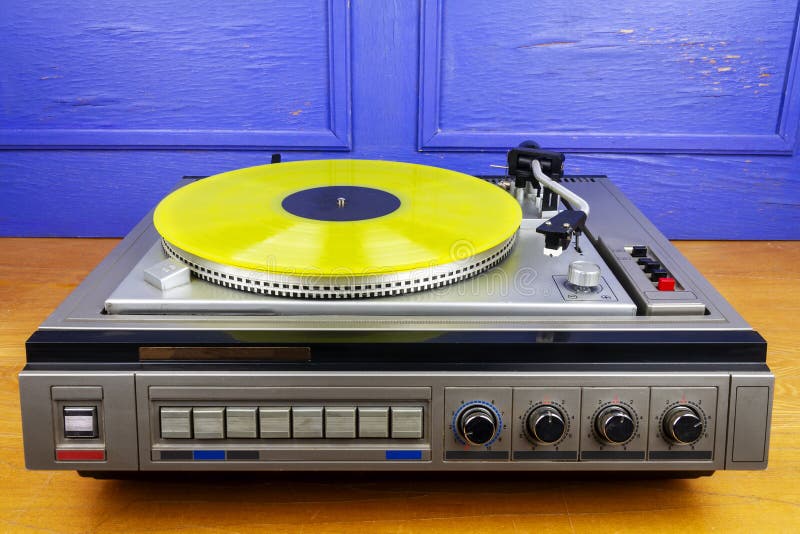 Lecteur Vinyle Vintage Platine Avec Vinyle Jaune Photo stock - Image du ...