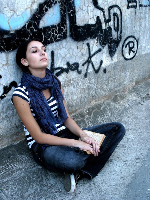 Lectura De La Muchacha De Emo Imagen de archivo - Imagen de marca, muchacha: 10995701
