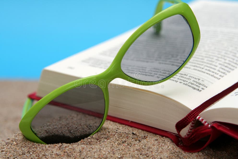 Lectura de verano foto de archivo. Imagen de verano, sunbathe - 2974644
