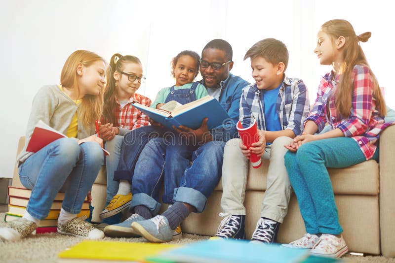 Lectura en grupo imagen de archivo. Imagen de escuela - 69774341