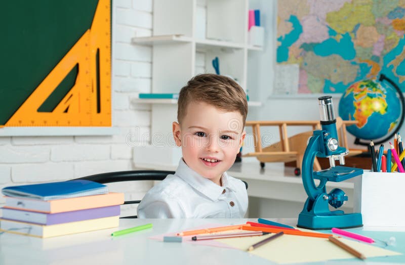 Lectura Infantil Para La Educación. Niño En La Escuela. Imagen de archivo - Imagen de lindo ...