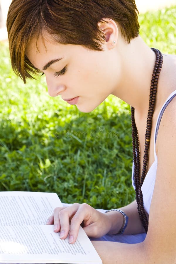 Lectura rubia de la mujer foto de archivo. Imagen de hierba - 5299778