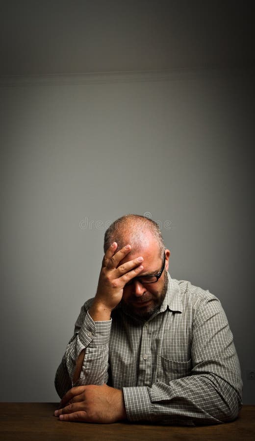 Ledsen man arkivfoto. Bild av stämning, sorg, hand, melankoliskt - 33463196