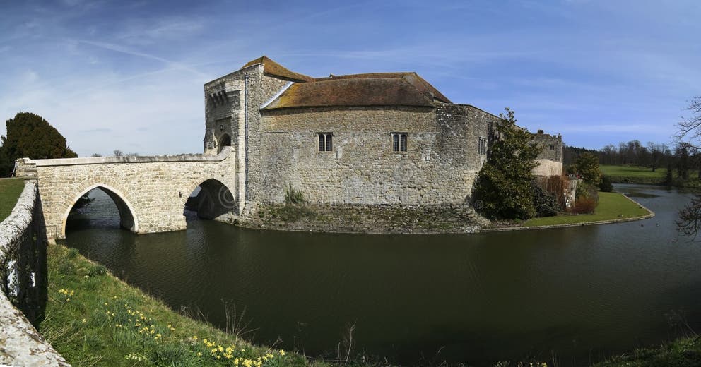 Leeds Castle Moat Kent England Stock Photo - Image of bank, gate: 13965094