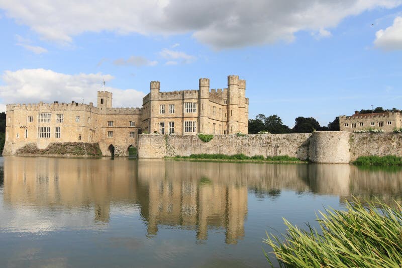 Leeds Castle and Reflection on Lake Stock Image - Image of landmark ...