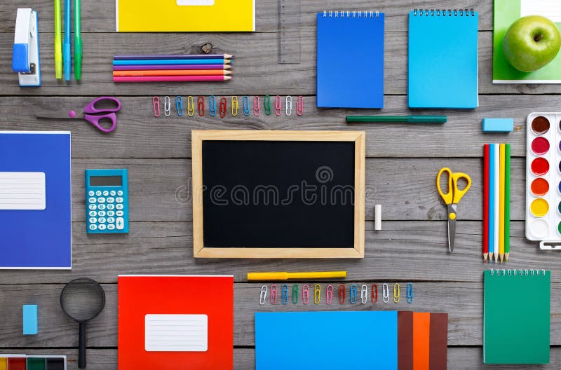 Leere Tafel Mit Schulbedarf Stockfoto - Bild von lernen, exemplar: 74164134