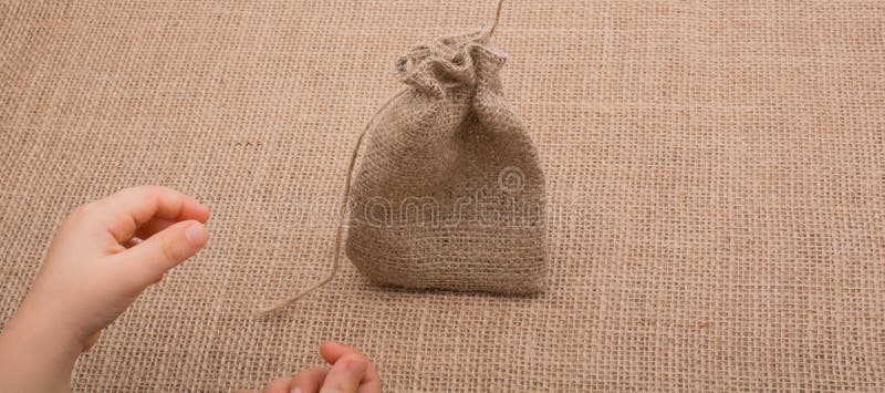 Leerer Kleiner Sack Hergestellt Vom Leinensegeltuch Stockfoto - Bild ...