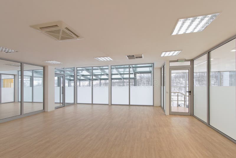 Leerer Raum Des Wohnsitzes Mit Einem Atrium Stockbild - Bild von ...