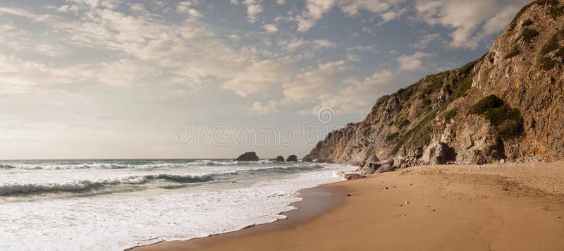Leerer Strand Bei Dem Sonnenuntergang Stockbild - Bild von berg ...