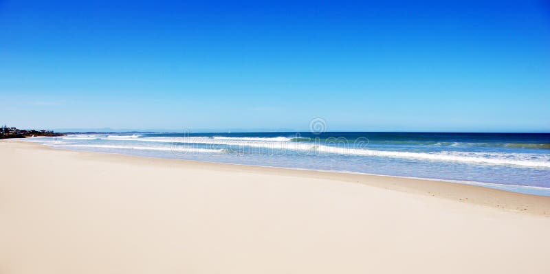 Leerer Strand Mit Weißem Sand Stockbild - Bild von horizont, alleine ...