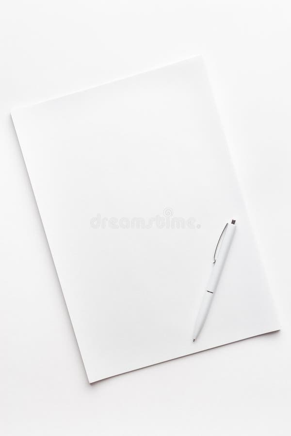 Unbelegtes Blatt Papier Und Bunte Bleistifte Stockbild - Bild von feld ...