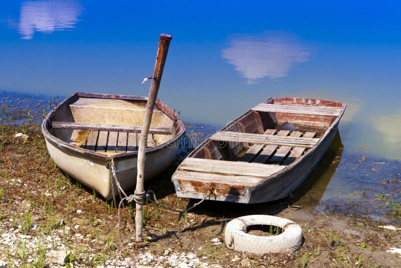 Leeres Boot Zwei Auf Dem Ufer. Stockbild - Bild von boot, fische: 25894301