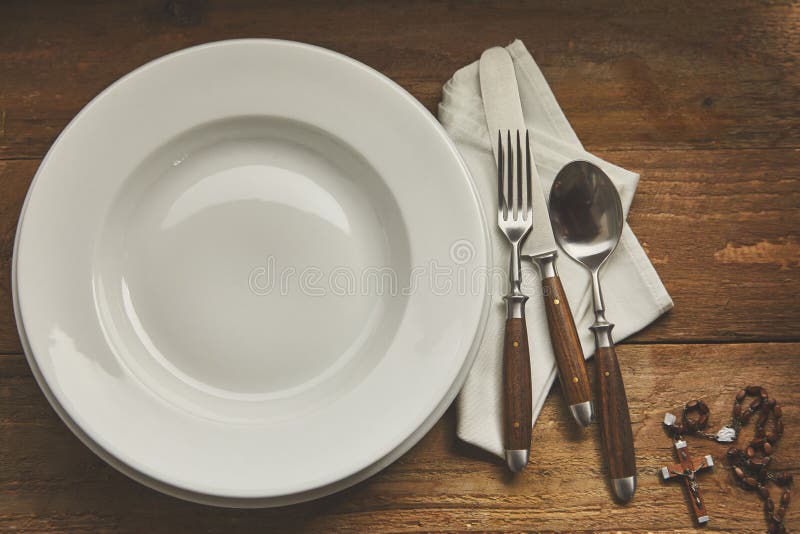 Leeres Gedeck Mit Rosenbeet- Und Kopienraum Stockfoto - Bild von ...