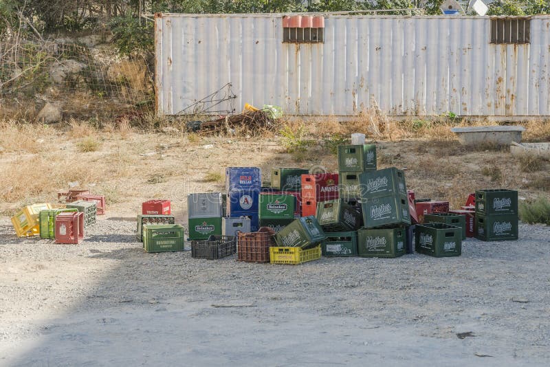 Lege biercontainers redactionele stock foto. Image of pakket - 100876348