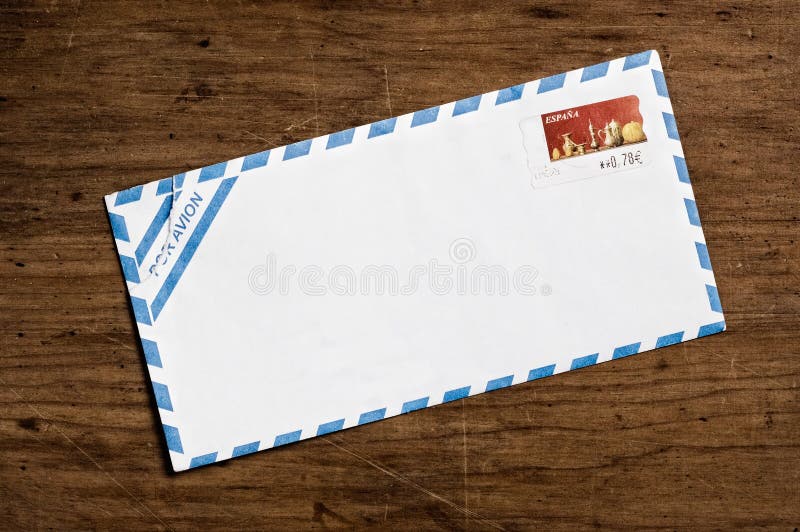 Boeket Van Rode Rozen Op Een Houten Lijst Met Een Envelop En Een Lege ...